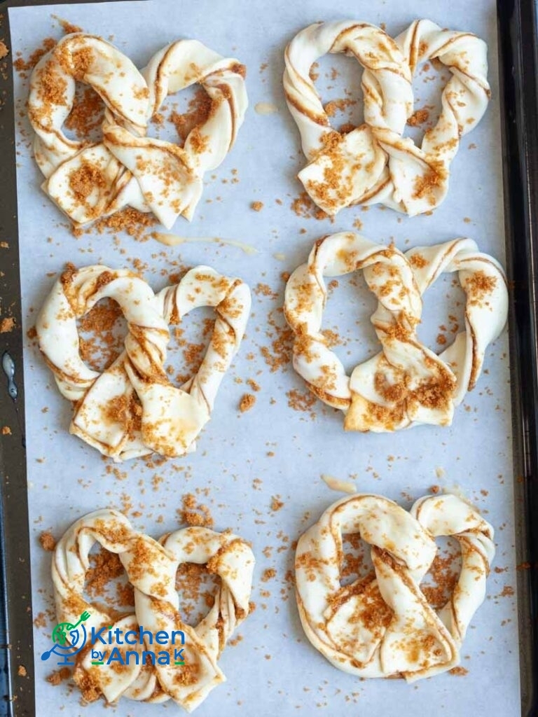 Biscoff puff pastry pretzels - Kitchen by Anna K