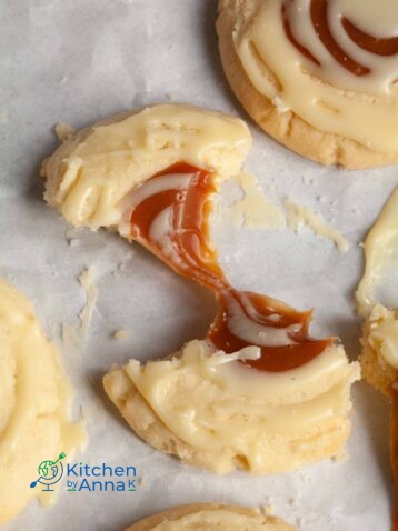 Hypnotising sugar cookies with caramel and chocolate - Kitchen by Anna K