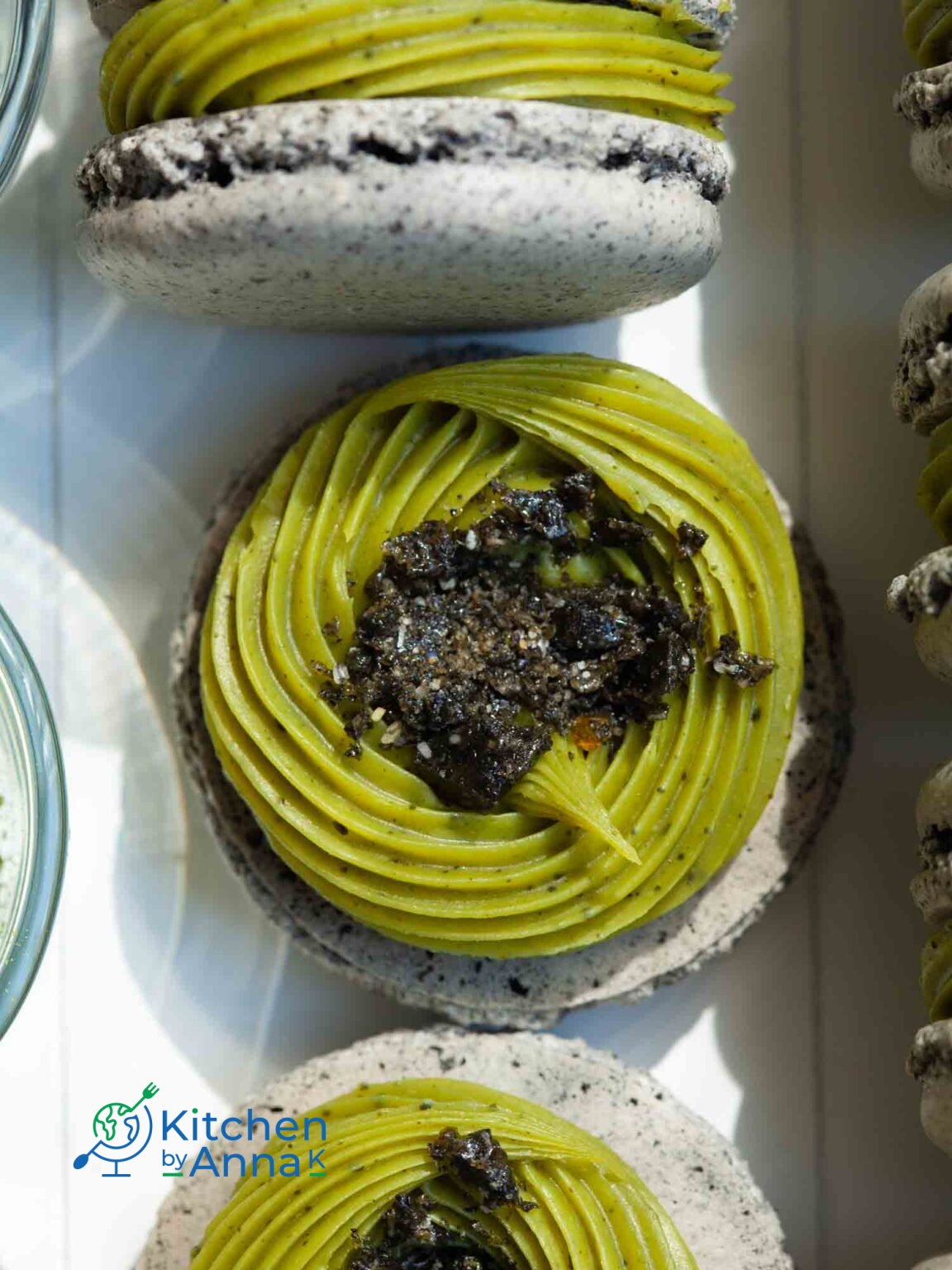 Matcha black sesame crunch macarons - Kitchen by Anna K